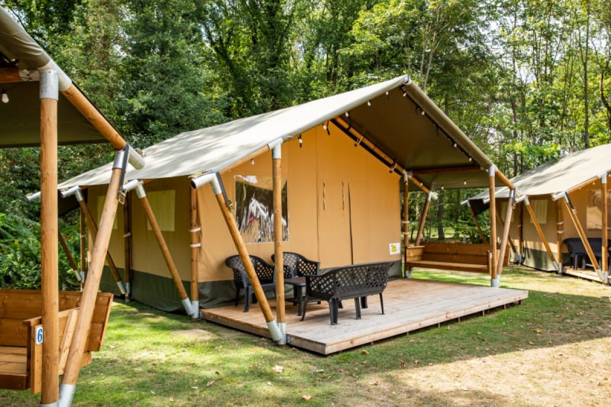Safaritent + privé sanitair unit - 6 persoons op Recreatiepark de Wrange