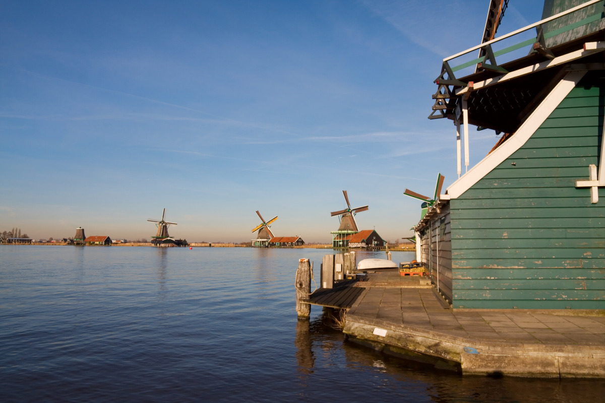 Case nella natura in un parco senza fuochi d'artificio nei Paesi Bassi